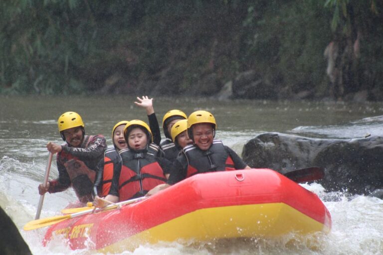 10 Tempat Arung Jeram Terbaik di Indonesia, Berani Coba? - Rafting ...